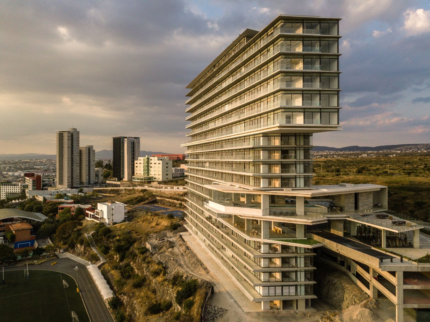 Modern Apartment Architecture in Querétaro: Amirá Building by ...