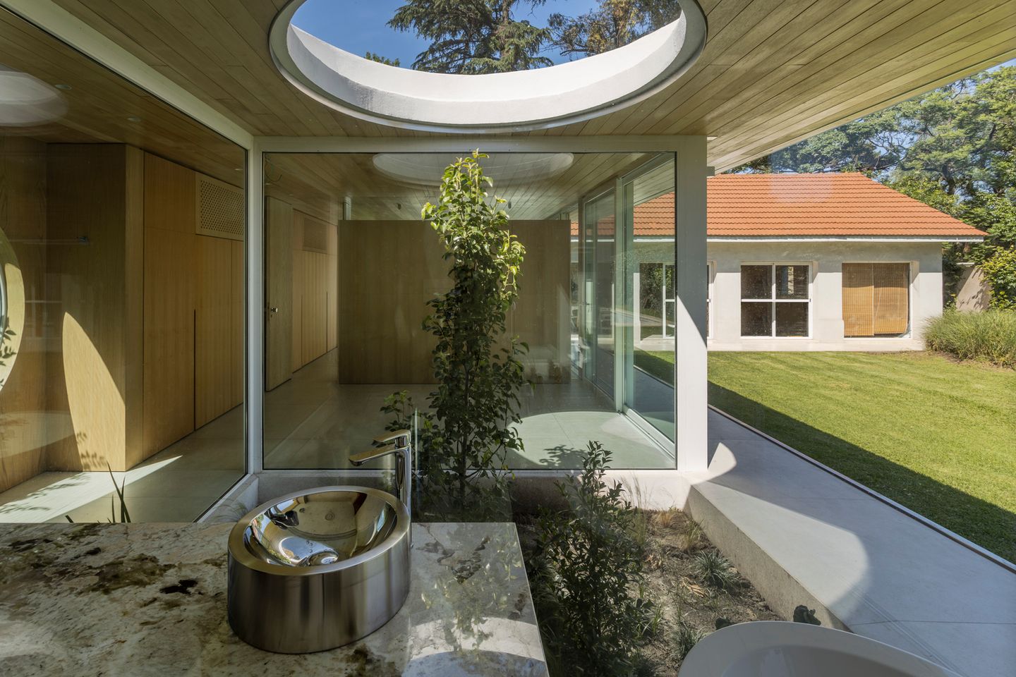 Minimalist Airflow Architecture: The Air House by ESTUDIO 87 ...